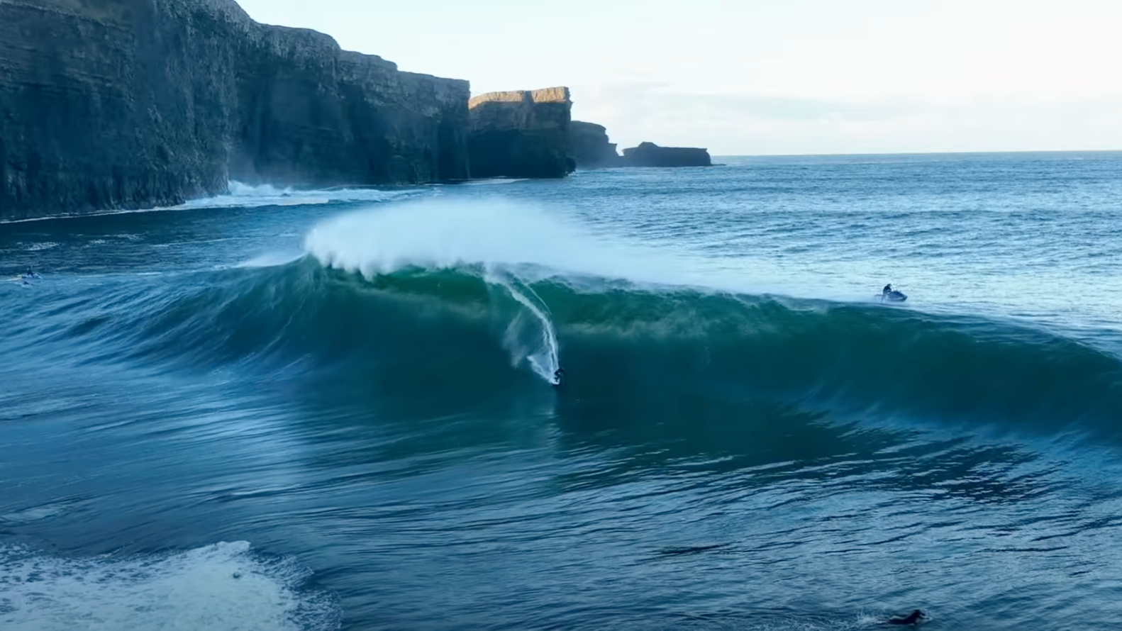En Irlande, le réveil d'un des slabs les plus engagés du pays - Surf ...