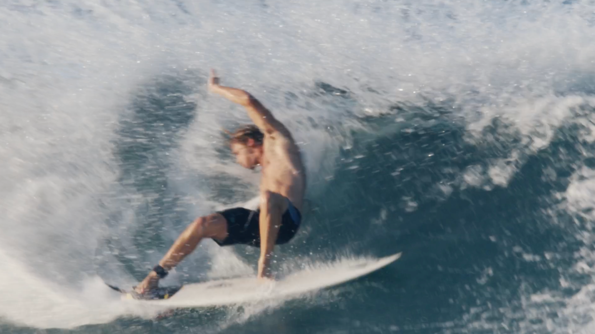 Entre la Guadeloupe et Tahiti, l'hiver de Thomas Debierre - Surf Session