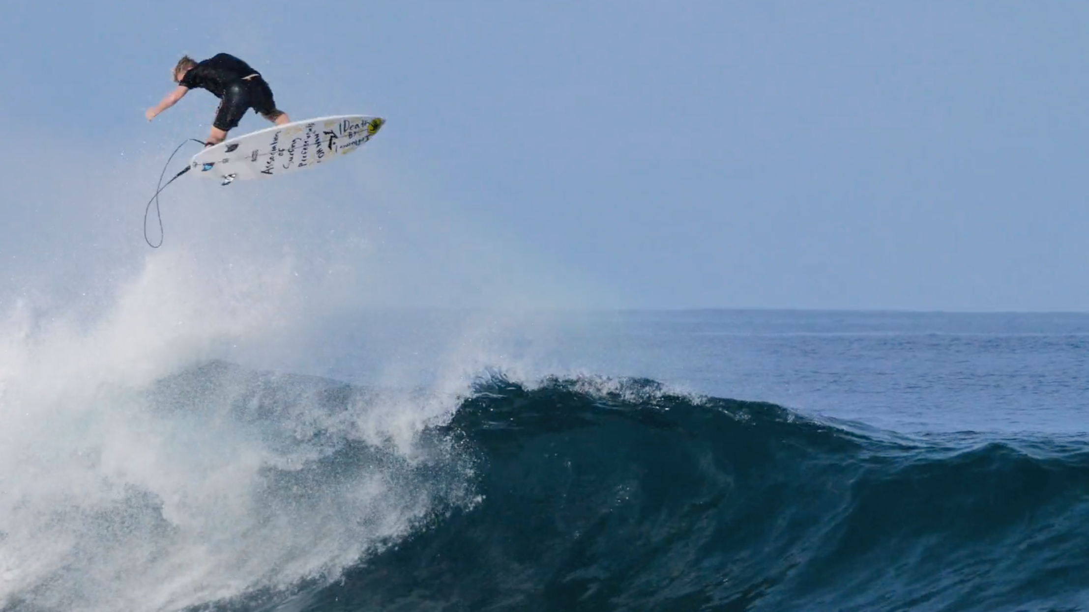 Momentary Pleasure : Noah Hill envoie du lourd à Sumatra - Surf Session