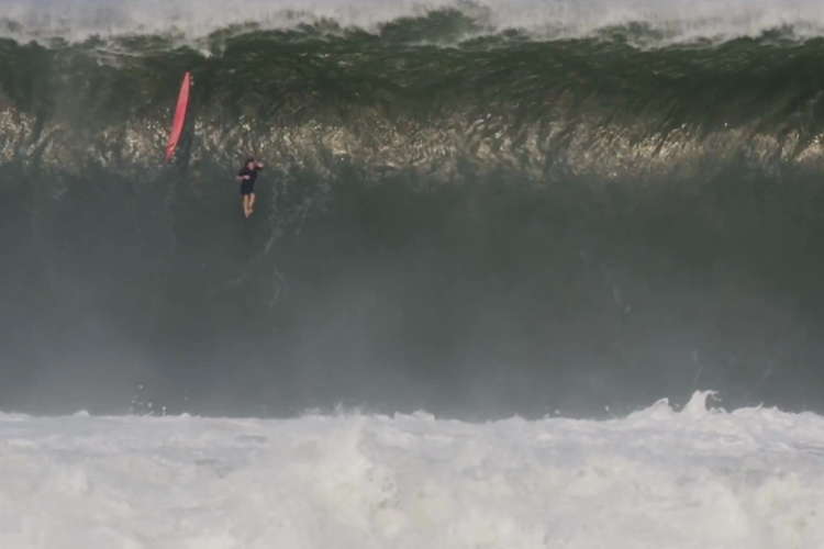 Le wipeout monstrueux de Tom Lowe à Puerto - Surf Session