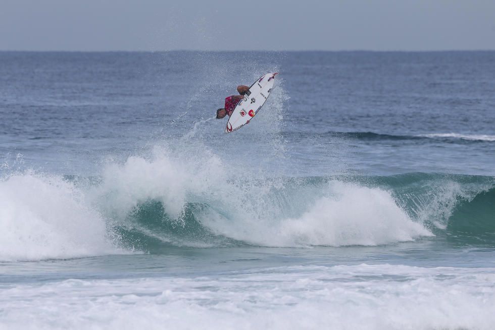 Gabriel Medina replaque le 1er backflip en compétition - Surf Session