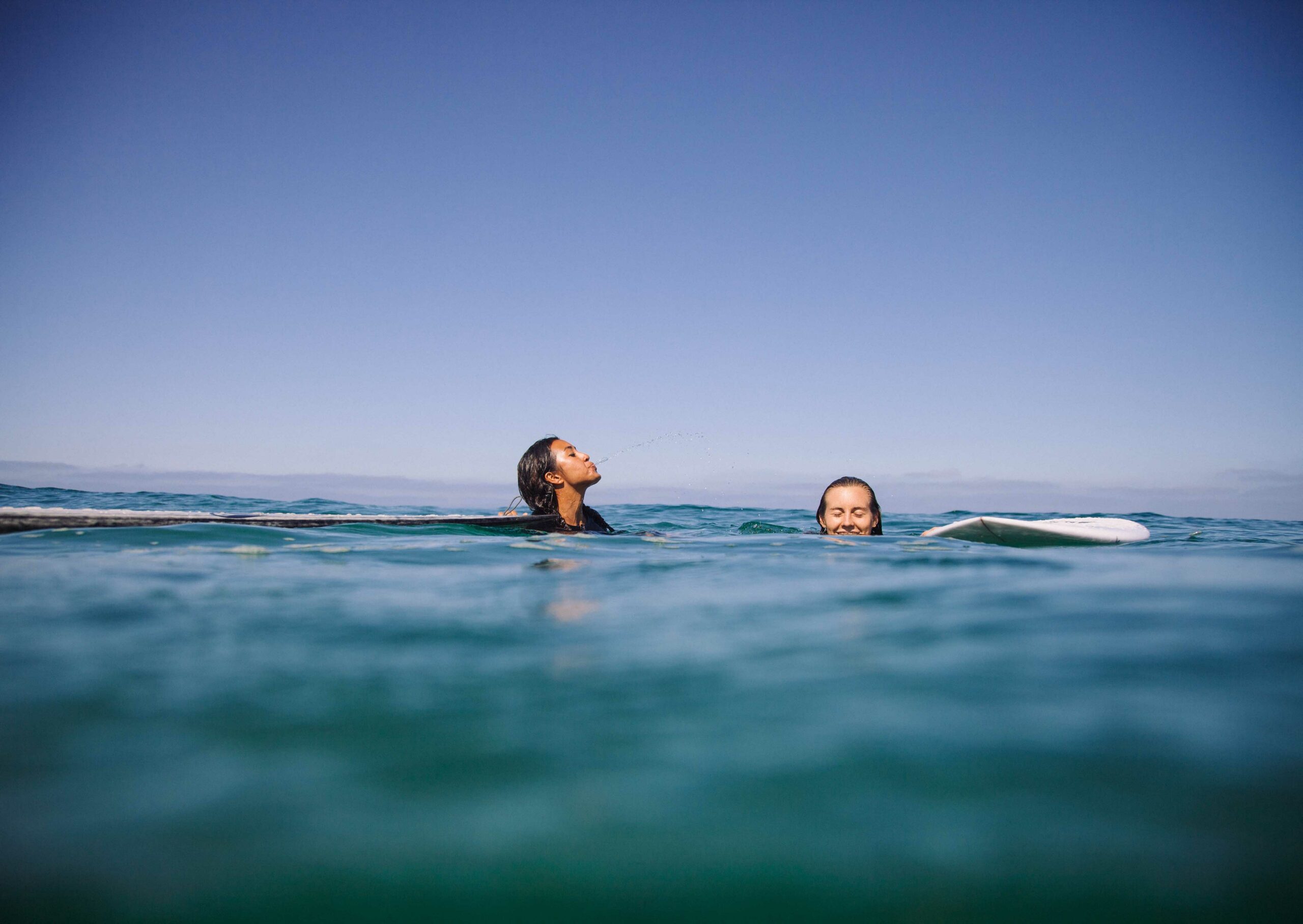 Kelia Moniz et Leila Hurst rejoignent le team Nixon - Surf Session Magazine