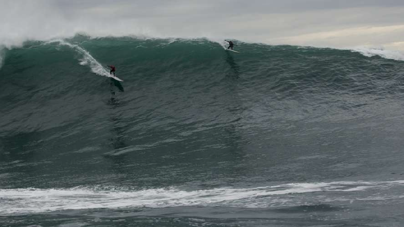 Justine Dupont surfe Belharra à la rame ! - Surf Session Magazine