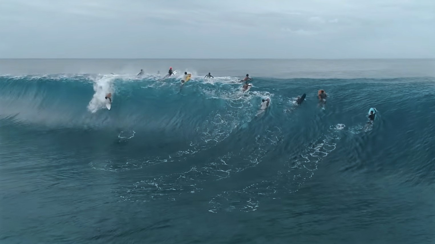 Des locaux bien déters à Teahupo'o - Surf Session
