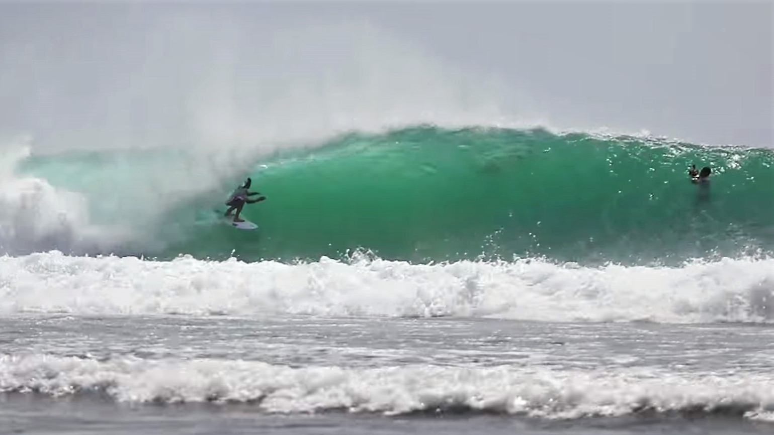 Bali : ça déconfine à Bingin - Surf Session