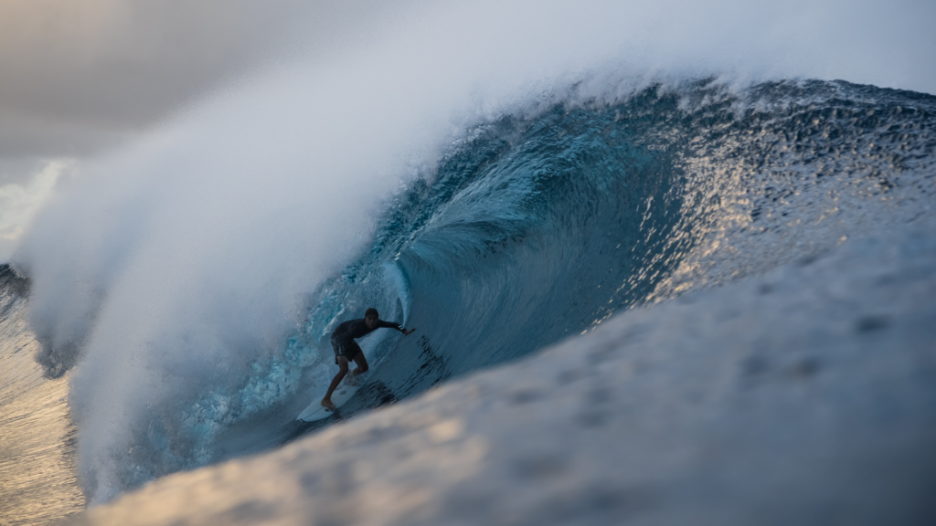 Tahiti : Sam Piter dans un état second à Teahupo'o - Surf Session