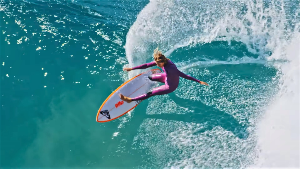 SURFING, le film qui rassemble les meilleures surfeuses australiennes ...