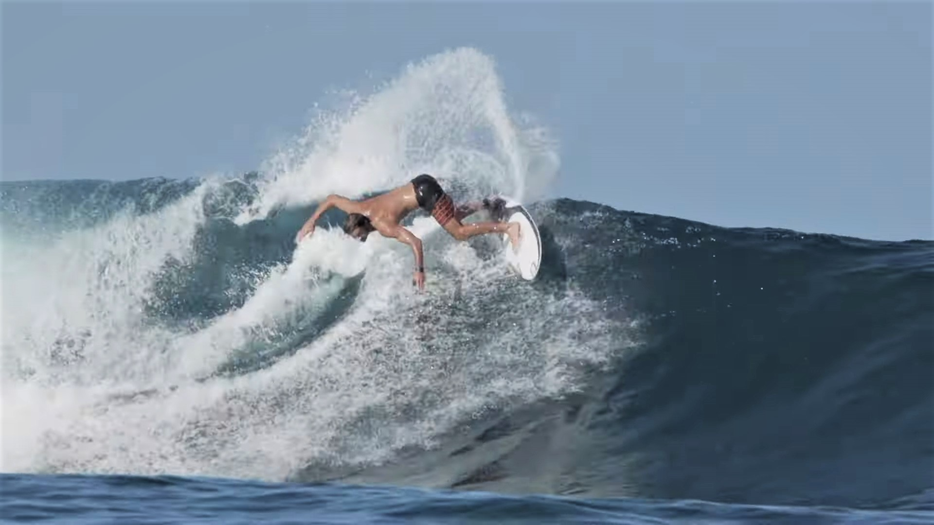 Lucas Aubron a tout bon à la Réunion - Surf Session