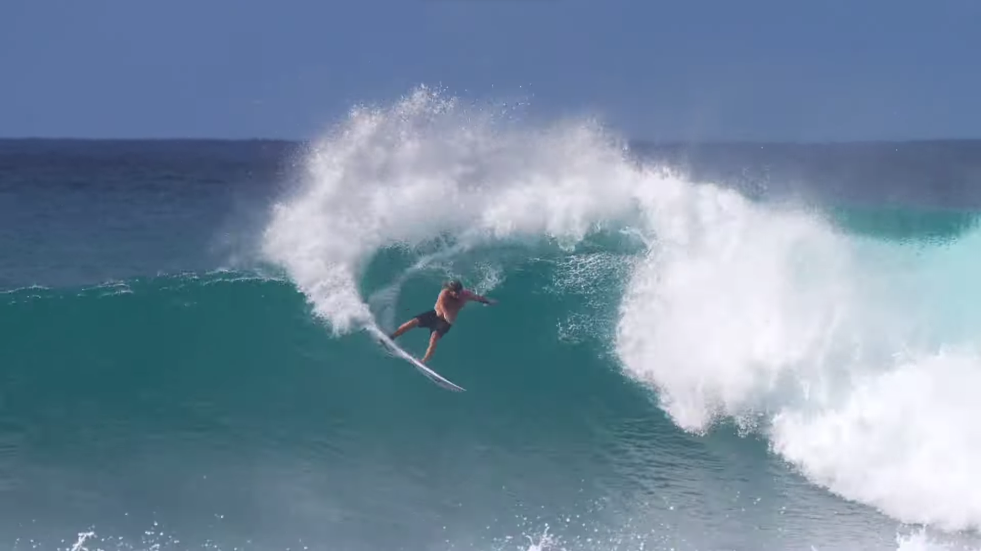 Wade Carmichael puissant à Pipeline - Surf Session