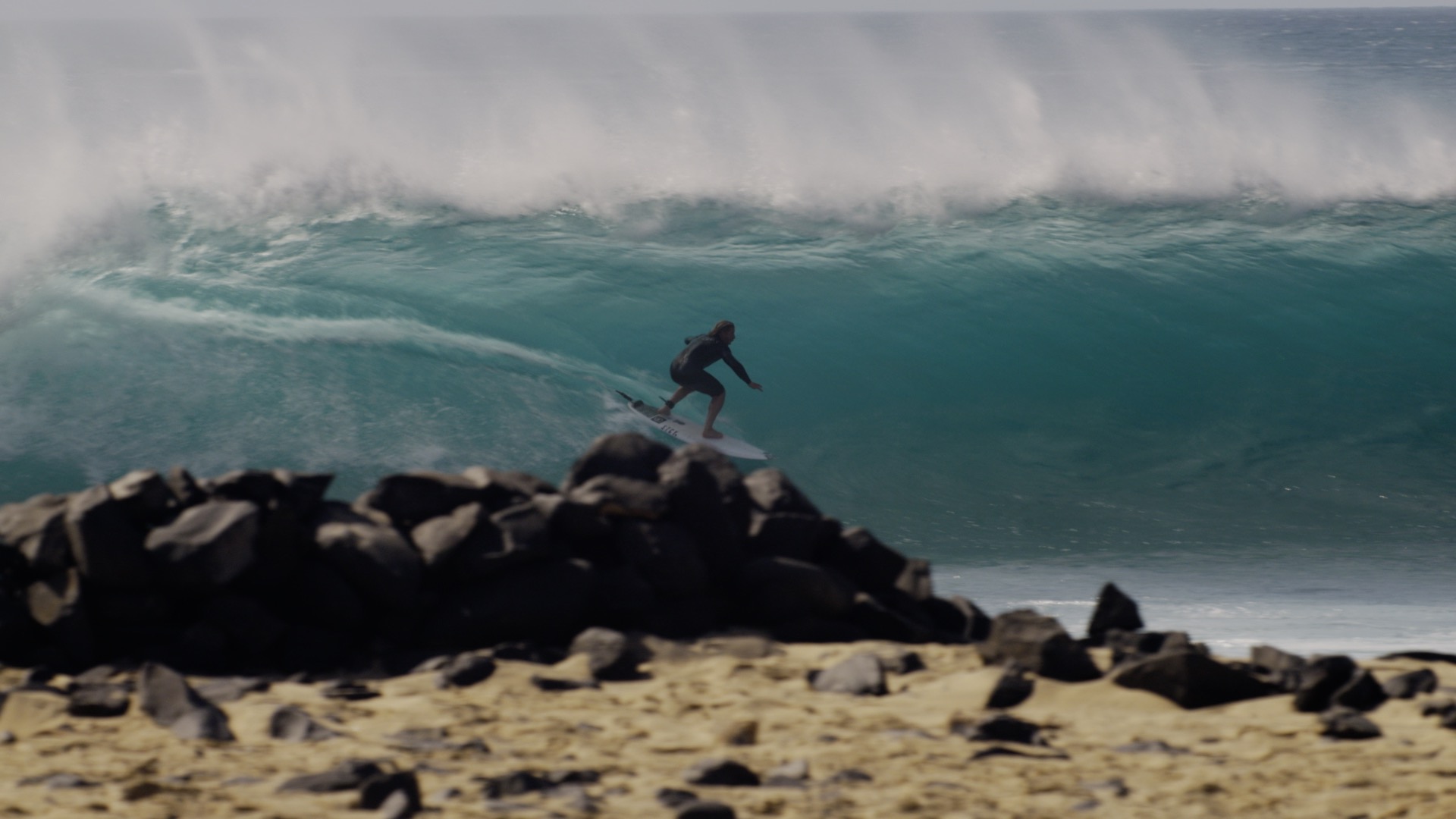 Tim Bisso à l'assaut d'une petite île ventée - Surf Session