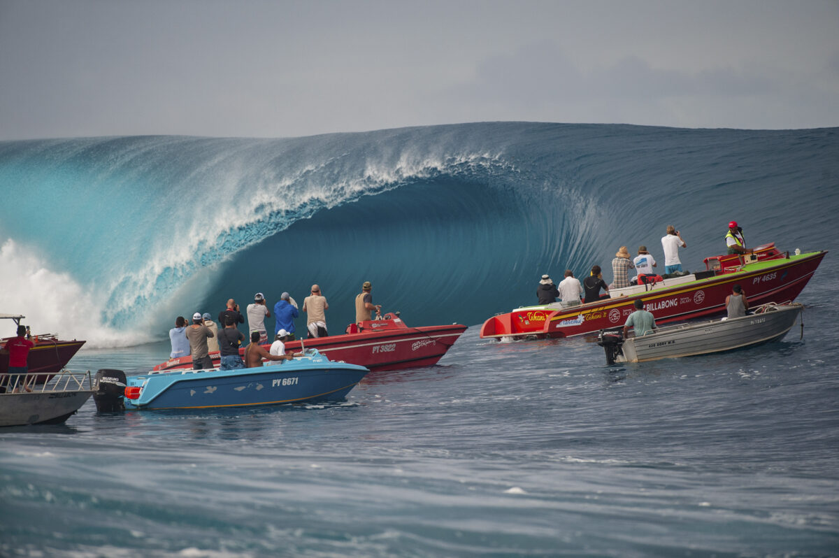 Entretien avec le photographe Tim McKenna, expert à Teahupo'o - Surf ...