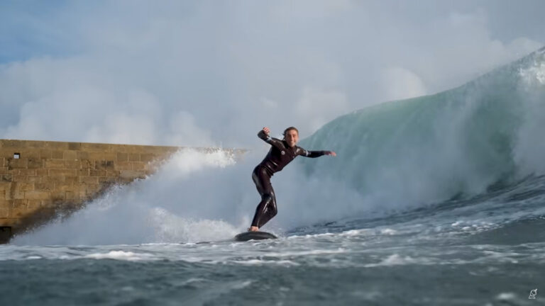 Ian Fontaine fait découvrir la Bretagne à Dylan Graves - Surf Session