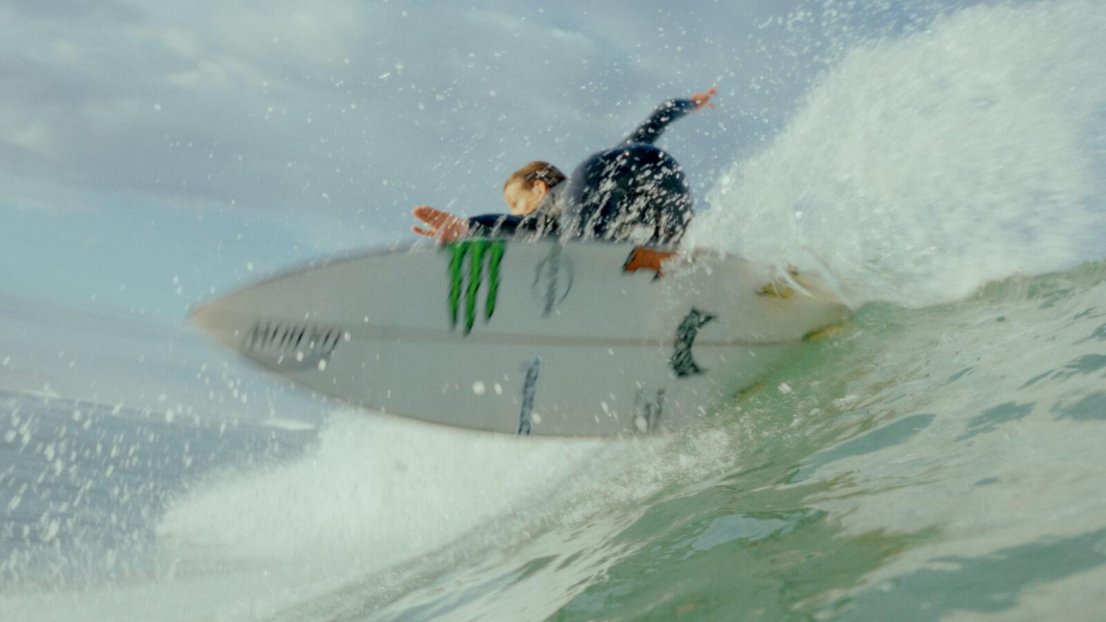 Maud Le Car se lance dans le free-surf et signe chez Oxbow ! - Surf Session