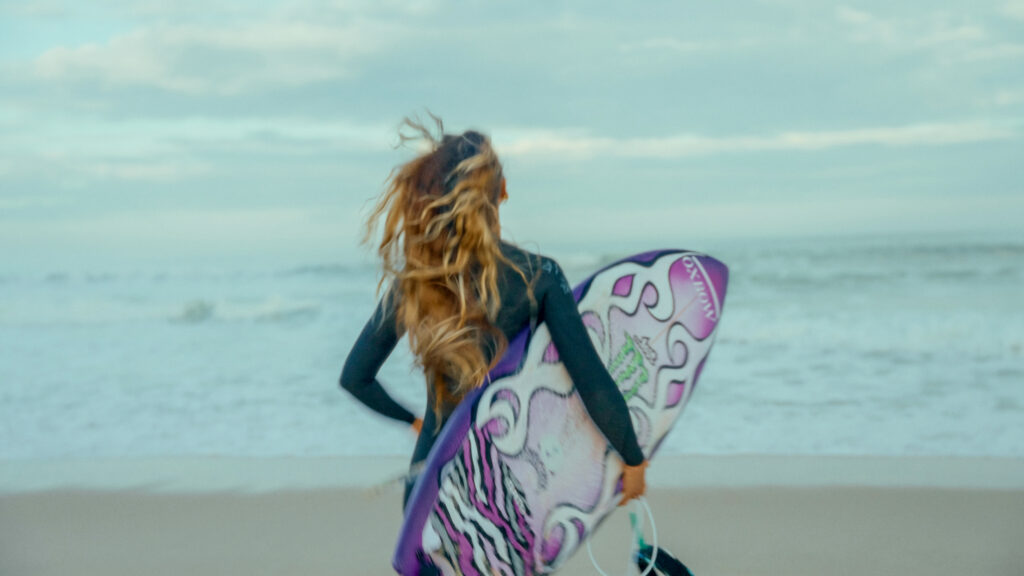 Maud Le Car se lance dans le free-surf et signe chez Oxbow ! - Surf Session