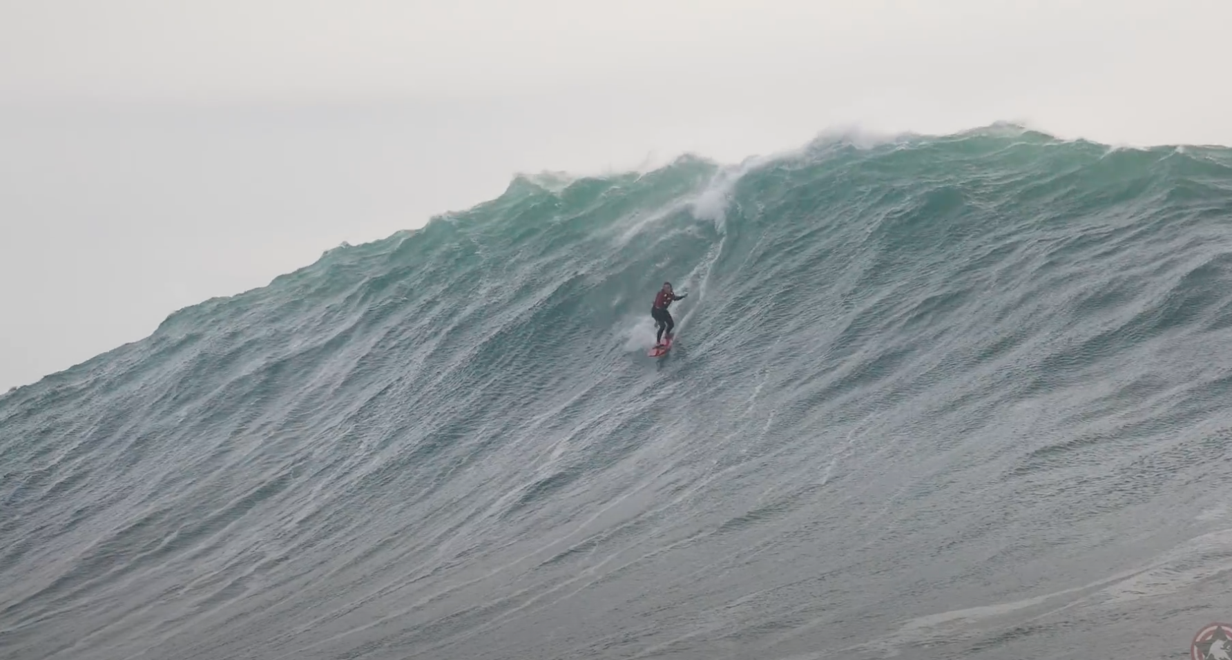 Nazaré : un documentaire sur les surfeuses de gros - Surf Session