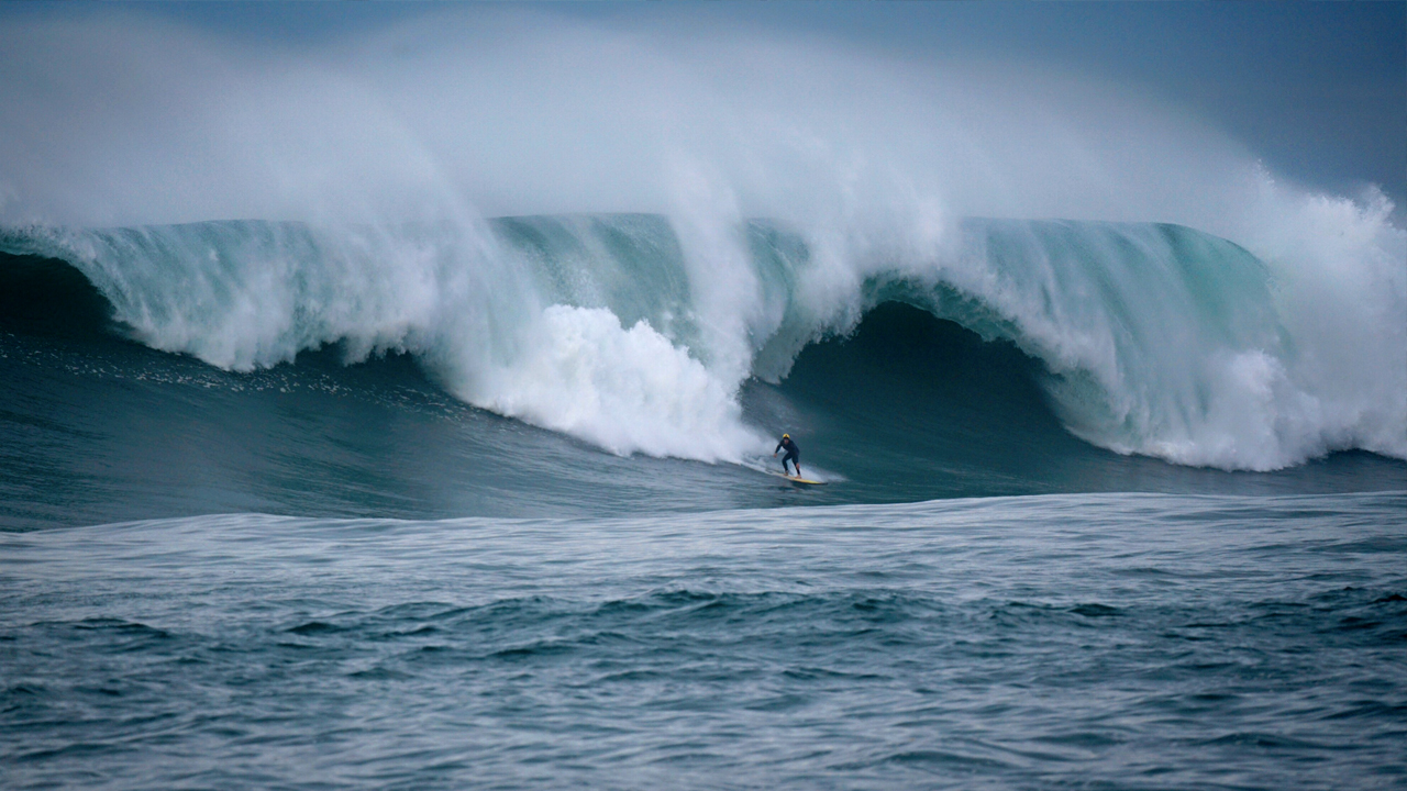 "Session engagée" : le gros flip du big wave rider Sacha Fellous à ...