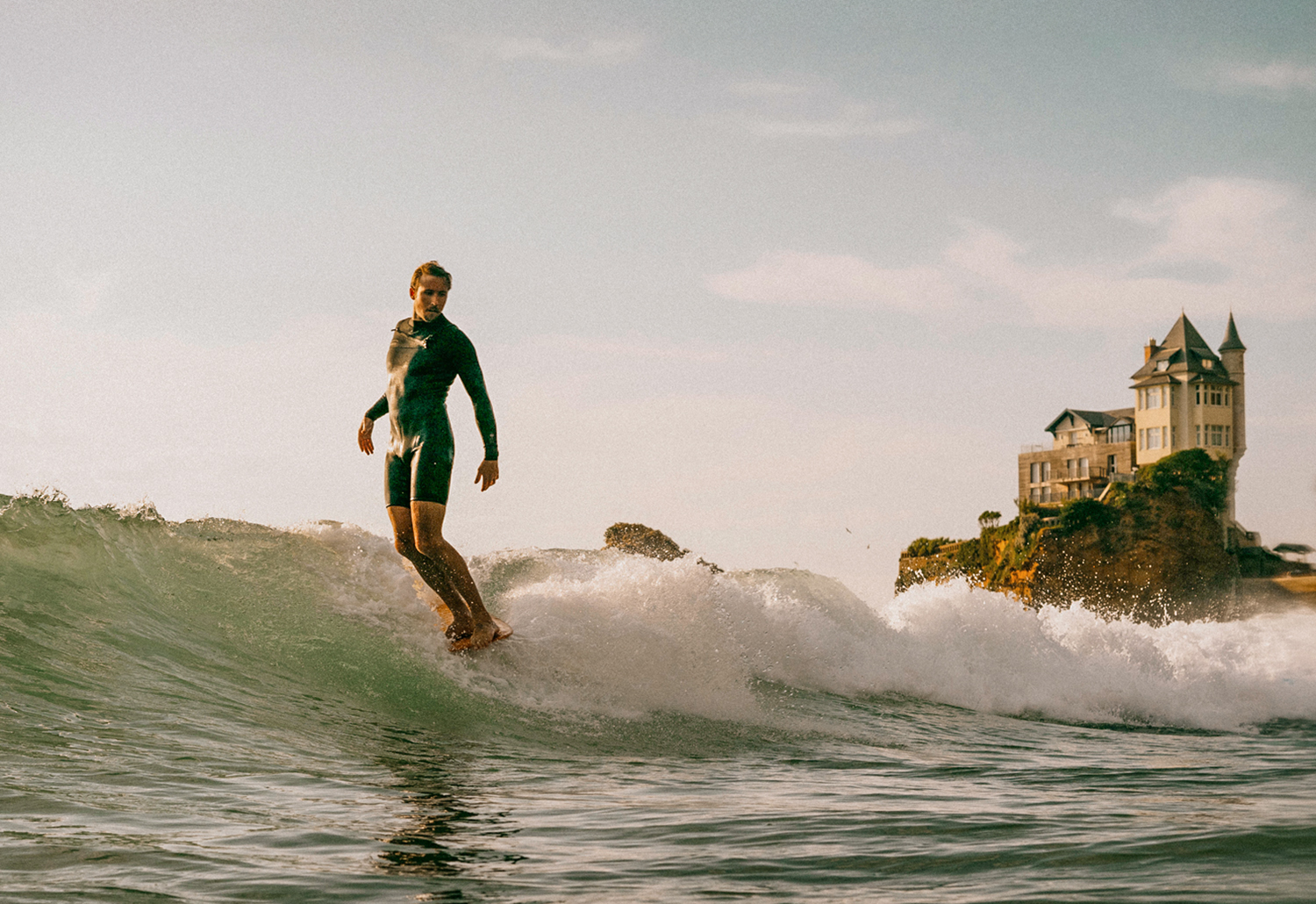 Une plongée dans l'univers du photographe français Hugo Bigonet - Surf ...